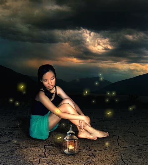무료 이미지 빛나는 소녀 여자 일몰 밤 사진술 햇빛 아침 사막 유령 같은 저녁 초상화 모델 좌석 불타는 듯한 빛깔 어둠 격리 고독한 삽화