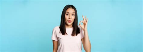 Menina Morena Entusiasmada Coreana Mostra Sinal De Ok Assistindo Smth Fant Stico Pre O Incr Vel