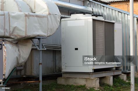 낙된 엽으로 덮여 지상에 야외 서 큰 환기 장치와 중앙 환기 시스템에 대 한 회색 상업적인 냉각 장치 0명에 대한 스톡 사진 및 기타 이미지 Istock