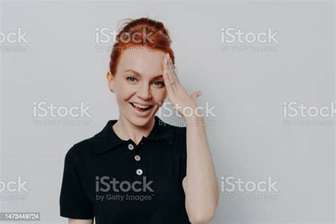 회색 배경에 고립 된 무언가를 잊어 버리는 롤빵에 머리를 가진 예쁜 빨간 머리 의 여성 35 39세에 대한 스톡 사진 및 기타 이미지 35 39세 T 셔츠 감정