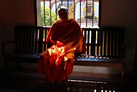 무료 이미지 수도사 신전 아시아 불교의 여행 문화 종교적인 태국 전통적인 타이 심사 숙고 예배 신앙 수도원 기도 남자 주황색 믿음 영성