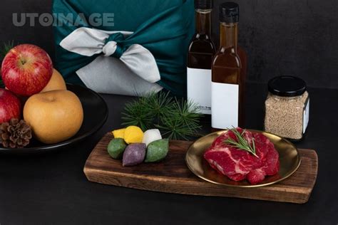 유토이미지 명절선물세트사과와 배 과일들과 추석에 관련된 용품 및 송편과 고기 그리고 보자기에 싸인 선물 탑뷰 이미지 사진 In 2024 Food Cheese