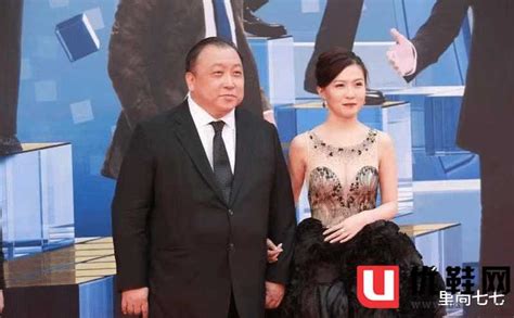 王晶和女儿罕见同框五官真随父亲二人体态悬殊呈明显对比 优鞋网