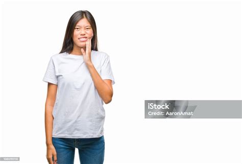 치 통 이나 치아에 치과 질병 때문에 고통 스러운 표정으로 손으로 입 만지고 격리 된 배경 위에 젊은 아시아 여자 치과 개념입니다 건강관리와 의술에 대한 스톡 사진 및 기타