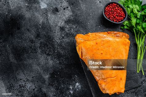 허브와 테이블에 마리네이드 원시 돼지 고기 다리 검은 색 배경 맨 위 보기입니다 복사 공간 고기에 대한 스톡 사진 및 기타 이미지 Istock