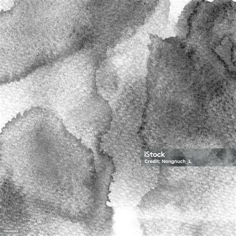 수채화 그림 배경 이미지입니다 검은 색 배경에 추상 흑백 수채화 손 페인트입니다 디테일 또는 근접 촬영 브러시 스트로크 패턴 수채화에 대한 스톡 벡터 아트 및 기타 이미지