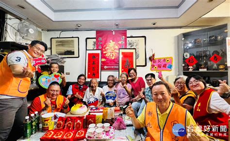 汐止曹爺爺歡度百歲壽誕 新北榮服處長轉贈壽屏及紀念金飾
