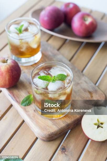 민트와 얼음을 곁들인 신선도 사과 주스 나무 테이블 근처에 사과가 있는 나무 판에 두 개의 안경이 서 있습니다 갈색에 대한 스톡 사진 및 기타 이미지 Istock