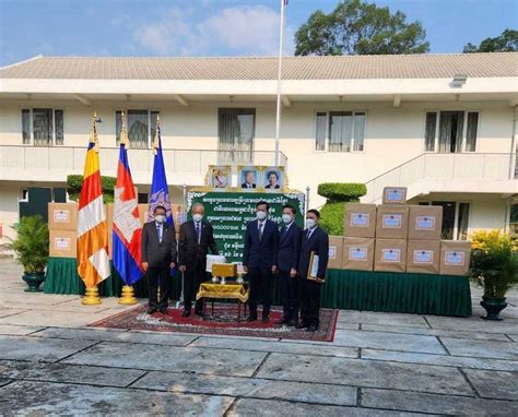 សម្តេចព្រះមហាក្សត្រី នរោត្តម មុនិនាថ សីហនុ ប្រោសព្រះរាជទានព្រះរាជទ្រព្យដល់មន្ទីរពេទ្យហ្លួងម៉ែ