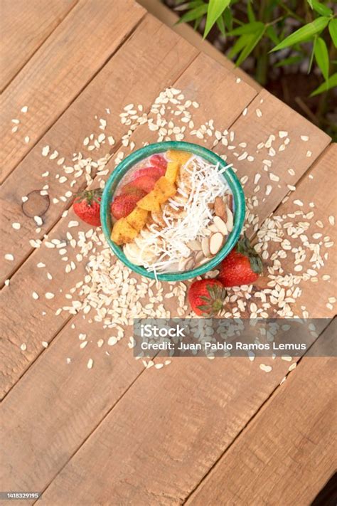 나무 테이블에 딸기 그라놀라 구운 코코넛 아몬드 및 복숭아가 들어간 오트밀 그릇 0명에 대한 스톡 사진 및 기타 이미지 0명 건강한 식생활 과일 Istock