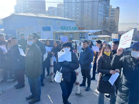 ШУУРХАЙ Д Мөнх Эрдэнийг суллахыг шаардсан иргэдийн жагсаал Сүхбаатар дүүргийн шүүхийн гадна