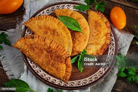 전통 크림 타타르 요리 치킨 고기와 체뷰레키 나무 배경에 튀긴 엠파나다 가루로 빻은에 대한 스톡 사진 및 기타 이미지 가루로 빻은 고기 고기 파이 Istock