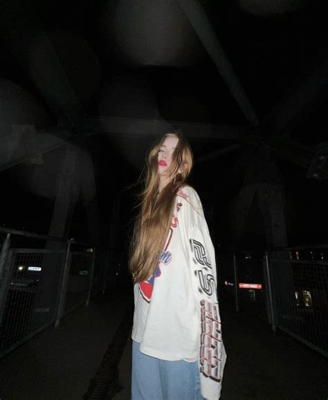 Пин от пользователя V на доске Nonna Волосы в стиле грандж Позы для девичьих фото Идеи для фото