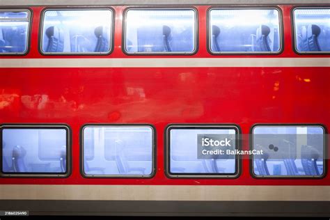 독일의 2 층 여객 열차 차량 독일의 대중 교통 및 통근 여행을 위해 빨간색과 흰색 기차의 외관에 초점을 맞춘 국가의 교외 철도 시스템을 강조합니다 0명에 대한 스톡 사진