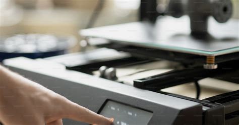 작업 프로세스를 시작하기 전에 3d 프린터의 제어판에서 시작 버튼을 누르는 젊은 디자이너의 손 사진 Unsplash의 산업 이미지