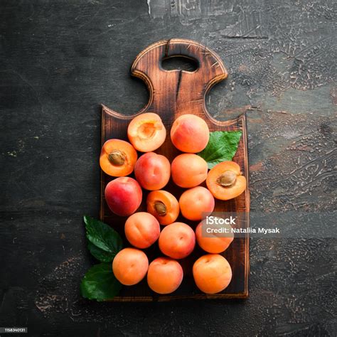 검은 배경에 녹색 잎신선한 살구 소박한 스타일 맨 위 보기 텍스트에 사용할 수 있는 여유 공간입니다 0명에 대한 스톡 사진 및 기타 이미지 Istock