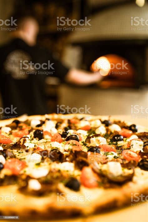 레스토랑에서 이탈리아 피자를 제공합니다 Frshly 만든 나무 해고 오븐 피자 음식 미식가 요리사에 대한 스톡 사진 및 기타 이미지 Istock