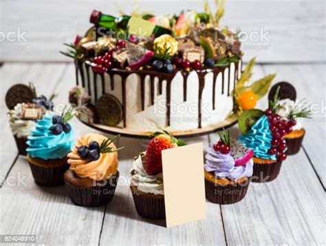 초콜릿 컵 케이크와 케이크 딸기 과일 딸기의 컵 케이크 Viewcolorful 컵 케 익 맛 있는 케이크 화려한 크림 사탕 공간을 복사 클로즈업 디저트 개념 와인 로마와