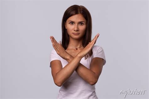 Uma Garota Séria Cruza Os Braços Na Frente De Seus Seios Em Rejeição