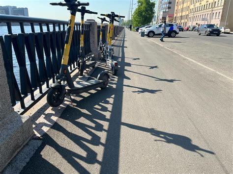 Комтранс Петербурга может запретить передвижение на самокатах по тротуарам города