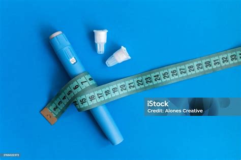 현대 약물 펜 주입 Ozempic 체중 감량에 대한 신체 측정 테이프와 파란색 배경에 바늘 설탕과 당뇨병 환자를 줄이는 약 0명에 대한 스톡 사진 및 기타 이미지 Istock