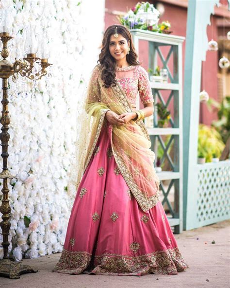 Mansha Pasha Scrolller