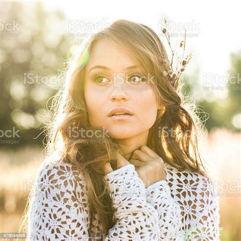 숙녀 모델 필드에서 썬라이즈야외 슛 2015년에 대한 스톡 사진 및 기타 이미지 2015년 가냘픈 가을 Istock