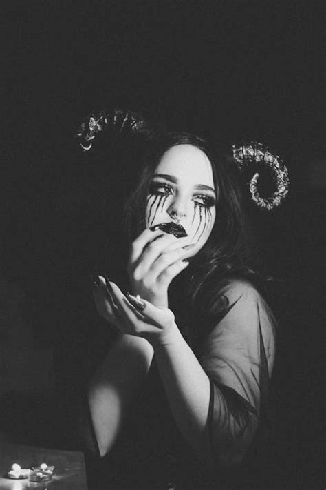 감정 검은 립스틱 검은색 배경 검정색과 흰색 고딕 스타일 공상 그레이스케일 그림자 드라마틱한 마녀 메이크업 명상 적 미스터리한 밤 브라질 빈티지