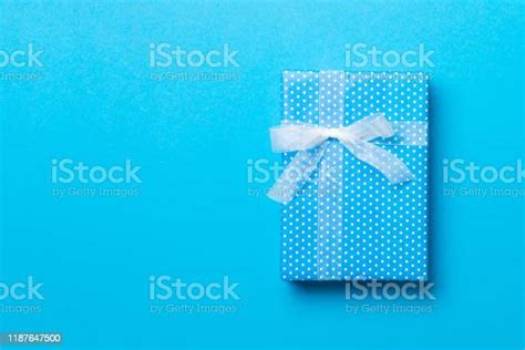 복사 공간이있는 파란색 배경에 흰색 활이있는 크리스마스 선물 상자를 들고있는 최고보기 여성 손 Diy에 대한 스톡 사진 및 기타 이미지 Istock