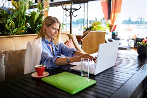 성공적인 사업가는 노트북과 함께 현대 커피 숍에 앉아 몇 가지 메모를 입력합니다 20 24세에 대한 스톡 사진 및 기타 이미지 20 24세 20 29세 경영자