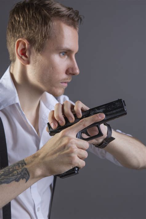 【高清参考图】263张持枪动作姿势高清参考图片 Cg Staion