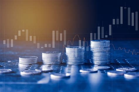 거래 그래프와 돈 동전의 스택 블루 필터와 금융 투자 개념은 배경으로 사용할 수 있습니다 0명에 대한 스톡 사진 및 기타 이미지