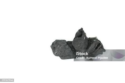 깨끗한 흰색 배경에 고립된 검은 숯 조각이 놓여 거친 질감과 깊고 풍부한 색상을 보여줍니다 굽기 예술 및 여과에 자주 사용됩니다 0명에 대한 스톡 사진 및 기타 이미지