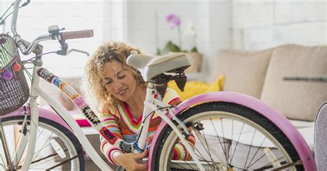 아름 다운 백인 젊은 여자 집에서 자전거를 수정 손으로 재단사 미술 재료 사람과 색상 미친 예술 라이프 스타일 행복 작업 수제 사진 Unsplash의 스페인 이미지