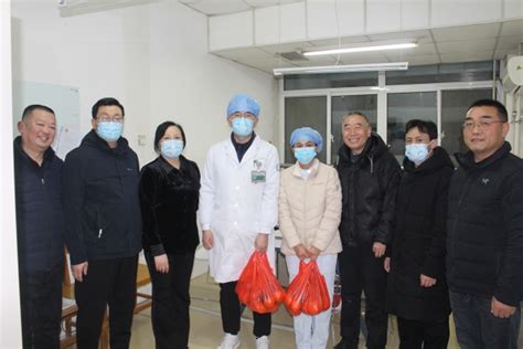 院领导班子慰问一线值班医务人员