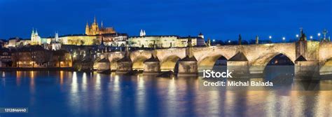 프라하 성 및 성 비투스 대성당과 프라하의 역사적인 중심지 일출 또는 황혼 프라하 체코의 옛 도시의 건물과 랜드 마크의 경치