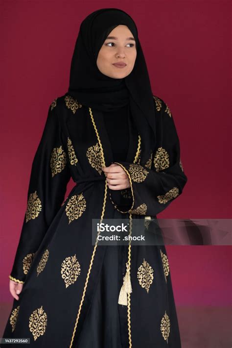 현대 이슬람과 라마단 카림의 개념을 나타내는 현대적인 빨간색 배경에 격리된 히잡을 쓴 멋진 드레스를 입은 아름다운 무슬림 여성 18 19세에 대한 스톡 사진 및 기타 이미지