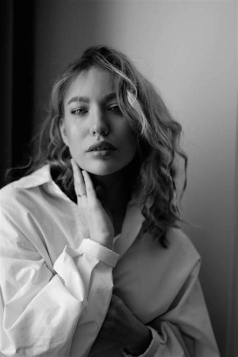 모델 블랙 앤 화이트 수직 쐈어 스카프 스튜디오 촬영 앉아 있는 여성 잠옷 젊은 패션 사진 포즈를 취하는에 관한 무료 스톡 사진