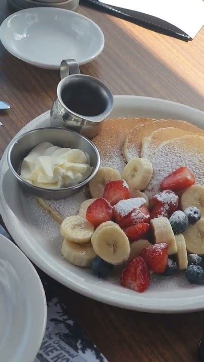 어린시절 신선한 충격인 밀크쉐이크에 딸기베리 팬케이크😝 South Korea Food Youtube