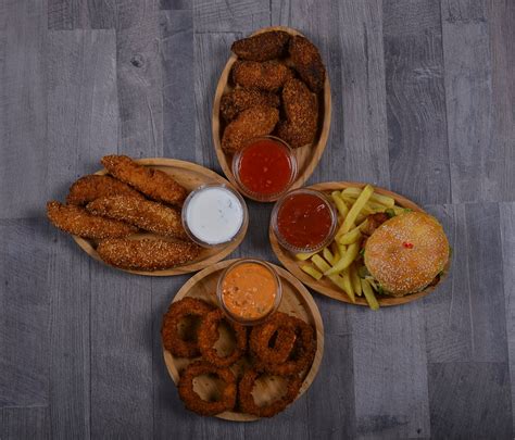 Café Dorian კაფე დორიანი მზიან დღეს ჩვენი უგემრიელესი ბურგერები გამორჩეულად უხდება 😋🌞 ერთხელ