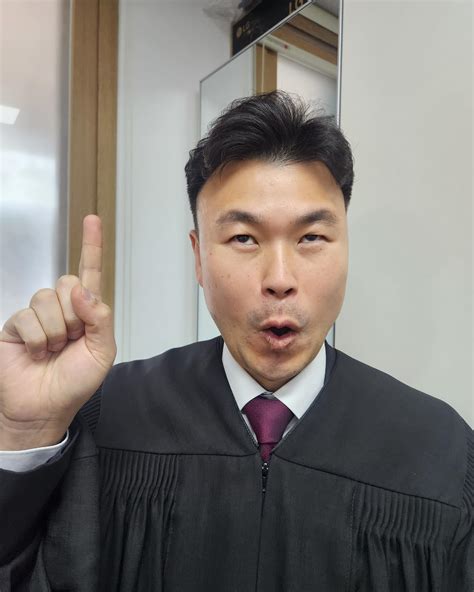 허인걸 신년을 맞아 성찬식을 거행했다 검은 가운을 입은 날 보고 목스박 닮았다고 해서 비슷한 포즈를 취해봤다 꼬꼬마 제자가 자라서 어른이 되었다 결혼 전 인사를