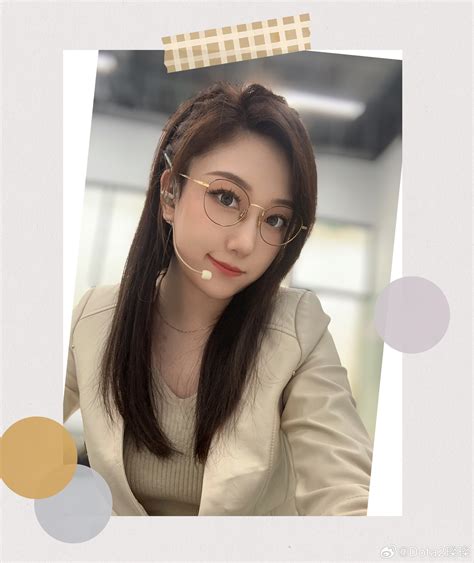 DOTA2解说璨璨晒照眼镜才是本体 卡姿兰大眼睛十分动人 直播吧手机版