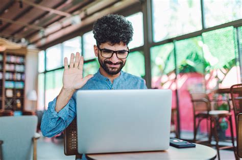 안경을 쓴 터키 남자는 카페에서 일하고 노트북으로 화상 통화를 한다 25 29세에 대한 스톡 사진 및 기타 이미지 25 29세 공동체 교육 Istock