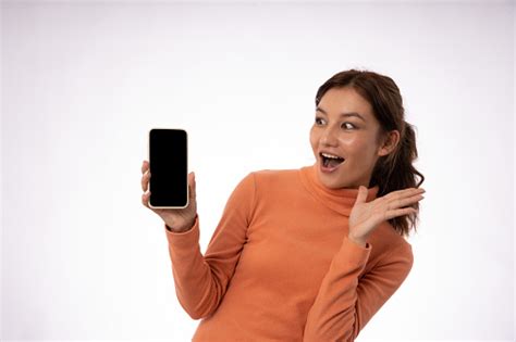 깜짝 얼굴 와우 스마트폰에서의 성공에 흥분한 행복한 아시아 여성 성공 보상 보너스 승진 승자 당첨 할인 쇼핑의 모바일 쇼에 화면 표시 초상 20 24세에 대한 스톡 사진 및