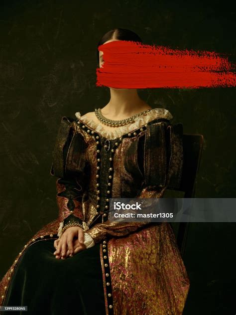 창의적인 작품 어두운 배경 위에 수채화 물감 페인트의 빨간 스트로크와 골동품 공주 또는 백작 드레스를 입은 소녀의 초상화 현대 미술 시대 비교 개념 회화에 대한 스톡 사진