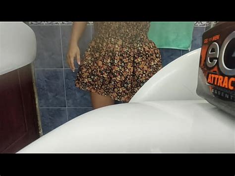 Mujer descubre camara oculta en baño publico que la graba meando XVIDEOS COM