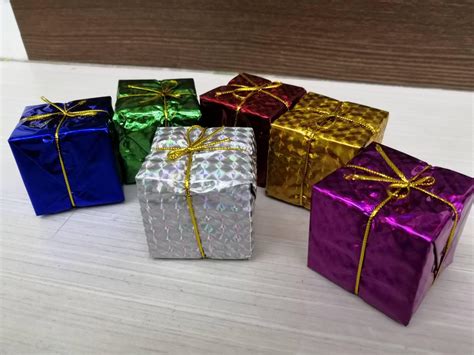 ของประดับปีใหม่ พู่สำหรับประดับปีใหม่ ของสำหรับแต่งปีใหม่ แว่นตา หมวก และ เครื่องประดับปีใหม่