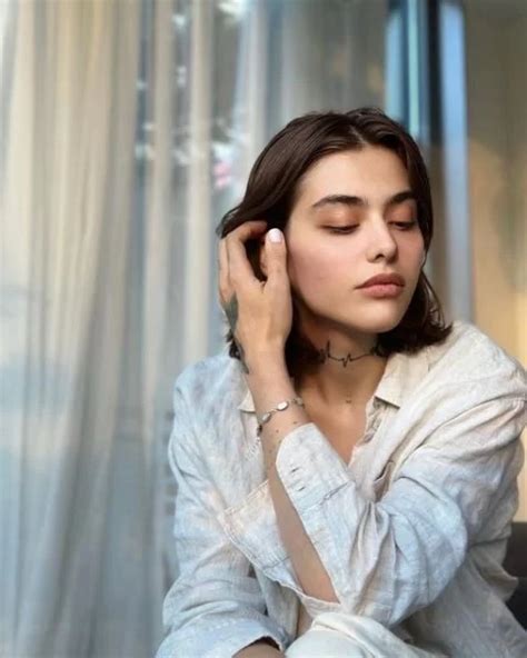 عکس لختی ریحانه پارسا در اتاق شخصی خودش بدون سانسور