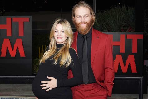 Wyatt Russell S Pregnant Wife Meredith Hagner Cradles Baby Bump At