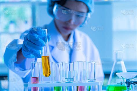 实验室化验化学化验医学化验有色液体的女人